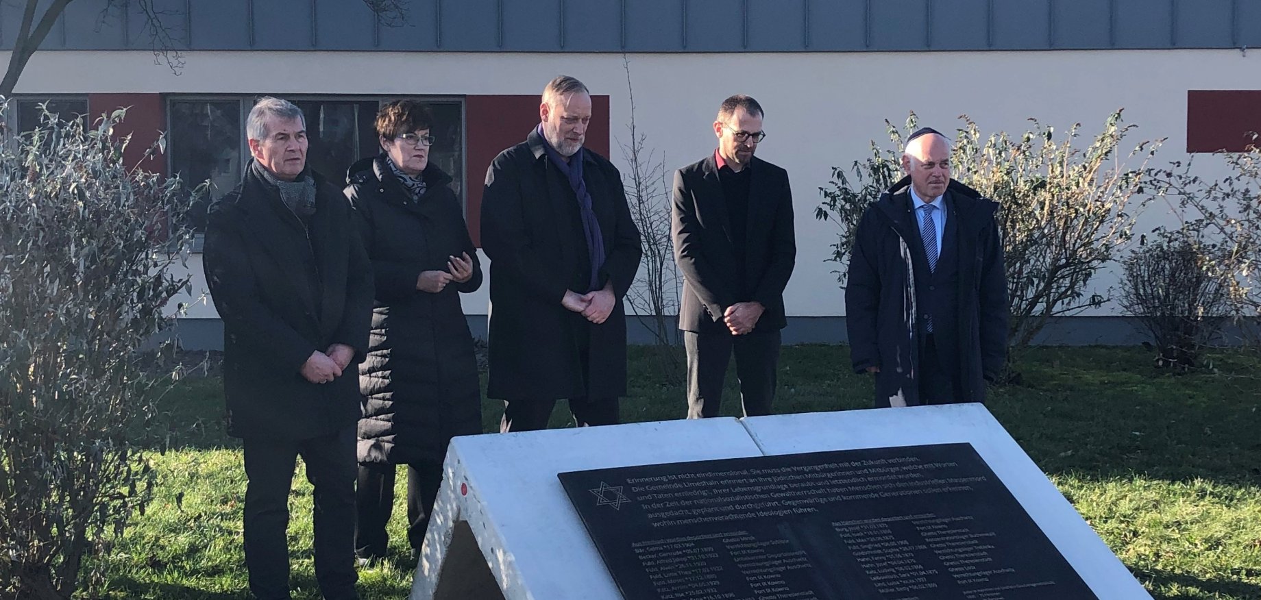 Gedenktafel für jüdische Opfer der NS-Diktatur aus Limeshain enthüllt | Gemeinde Limeshain
